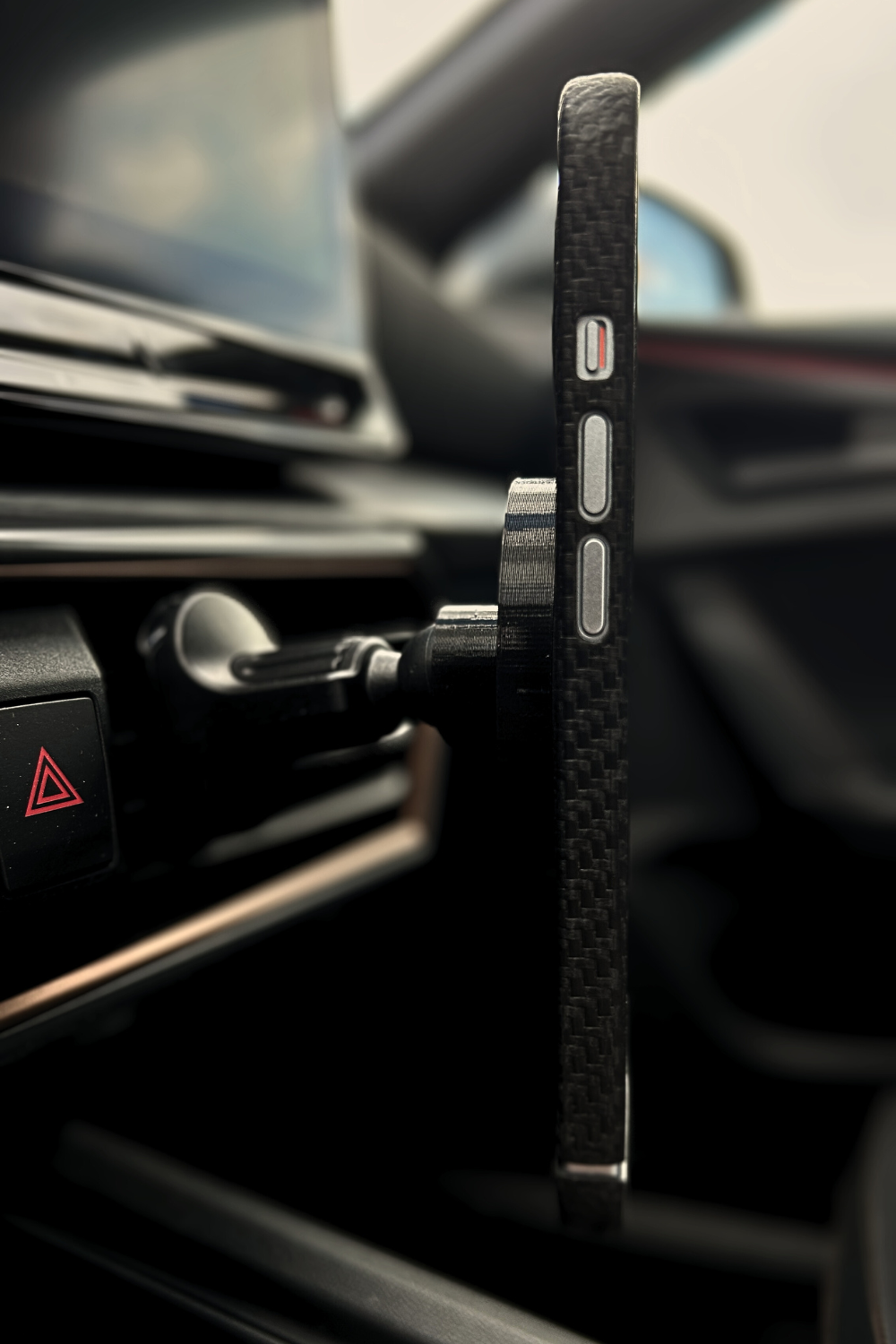 Magnetic holder (MagSafe) for cars – Reuterson Carbon Cover